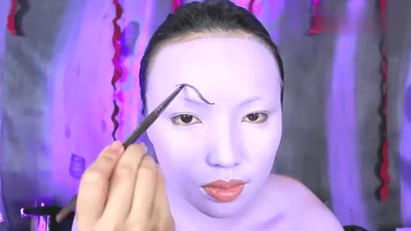 小姐姐画了一个动画人物妆容,这颜色超棒的