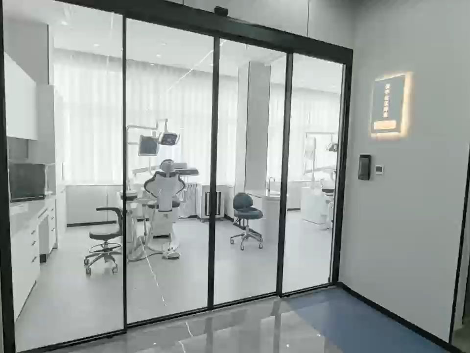 云蜗磁悬浮自动门在牙科室的应用,对开电动感应门进出方便