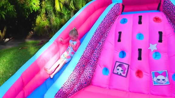 小萝莉一直缠着爸爸玩游戏 和爸爸一起搭建了城堡