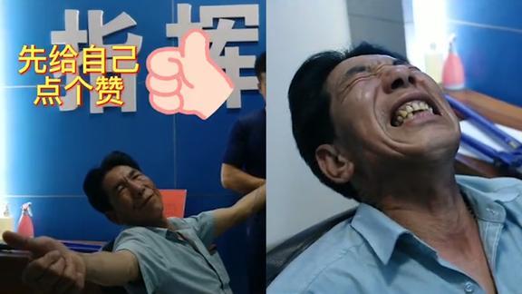 大爷戒指卡手淡定竖拇指,下一秒却被表情出卖:我不疼,我不能喊