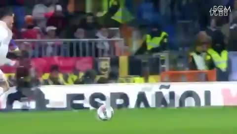 视频: 球门在颤抖!C罗暴力射门秀!