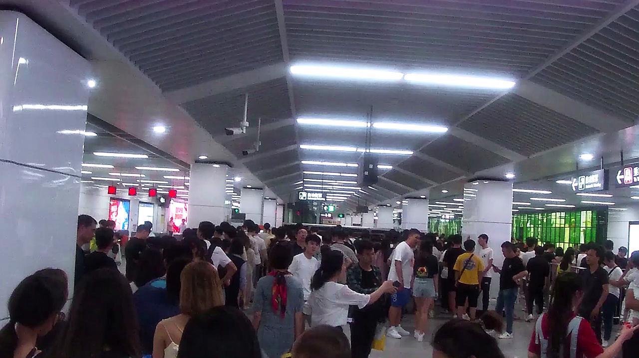 秋水广场看完音乐喷泉出来 去坐地铁一号线 没想到人这么多