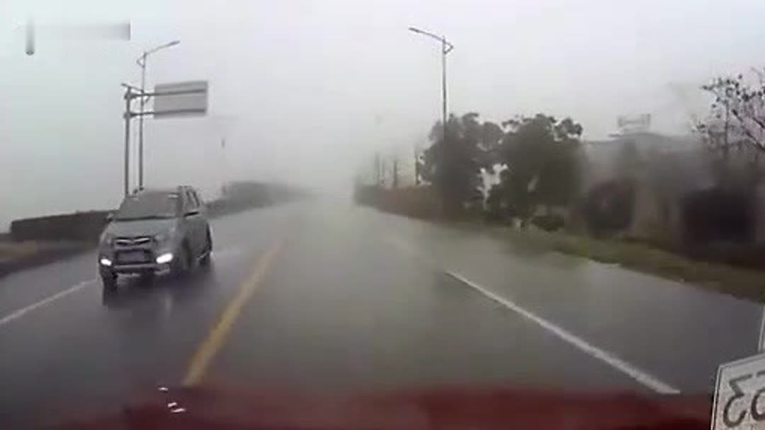 比亚迪宋紧急刹车到底有多牛? 看看完这段视频, 雨天高速转弯它也能...