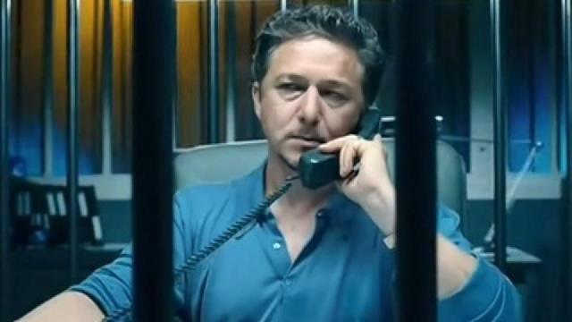 小伙拥有一部自动拨号手机,只要接听电话就会发生可怕的事