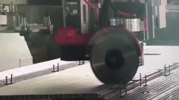 ...生产设备,可以对吸塑门,模压门,室内门进行雕花造型,可以生产板式…