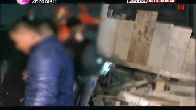 渣土车侧翻司机被困