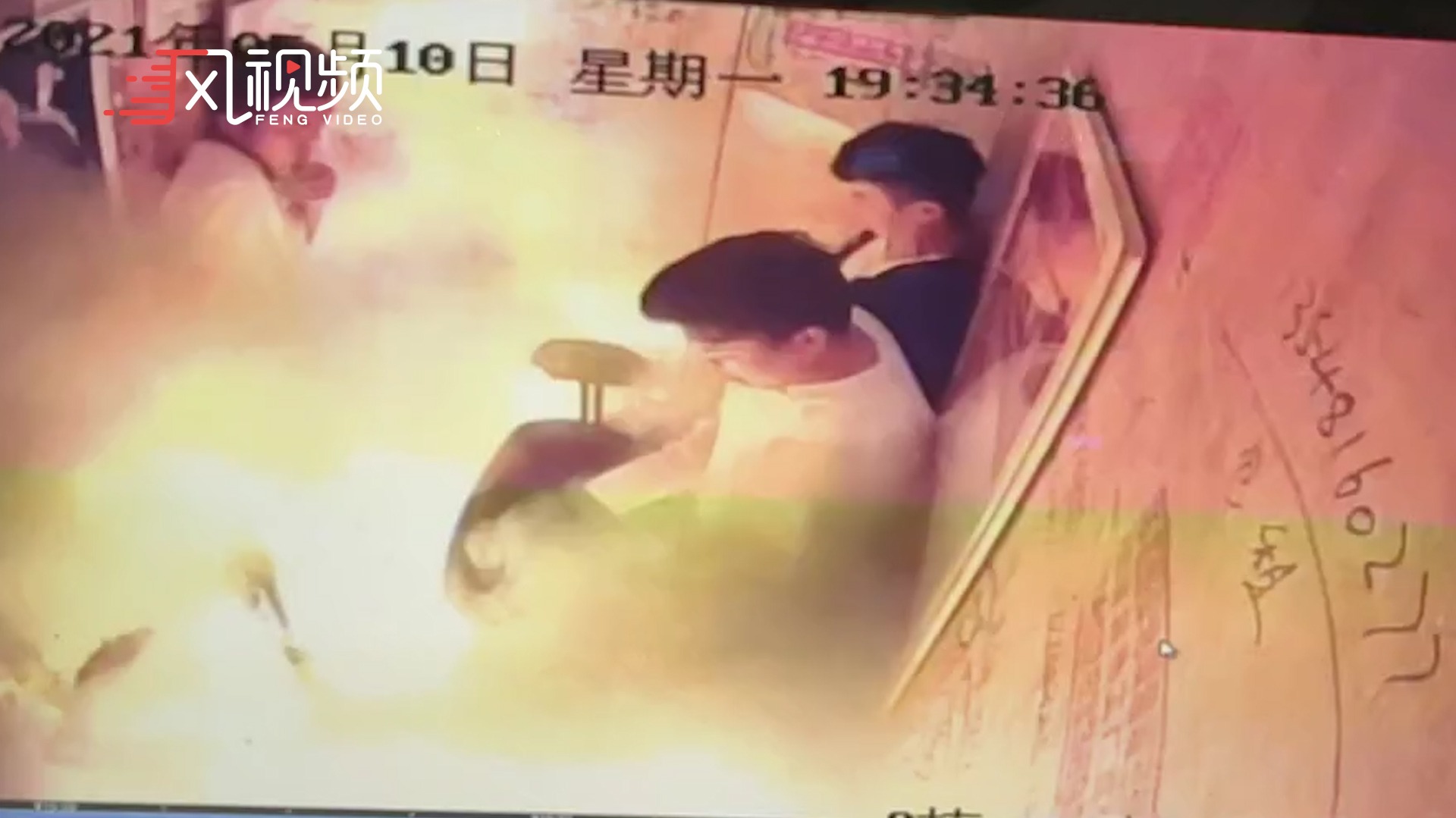 官方通报小区电梯内电瓶车起火:5人受伤 初步认定电瓶车着火引发