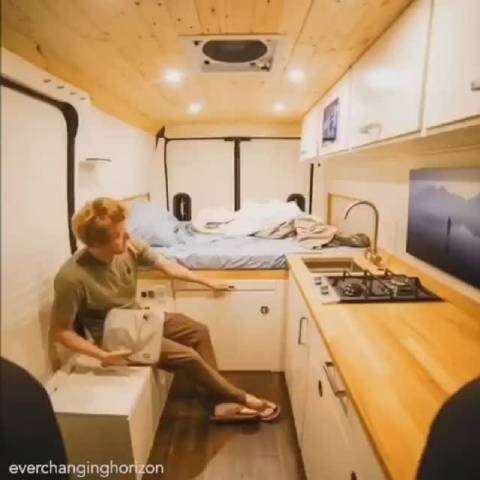改造一辆厢式货车,变成旅行小房间的过程……