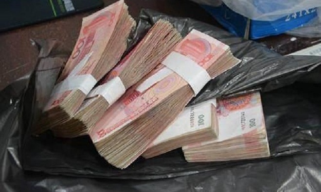 女子捡到15万现金,当场报警,见到失主后,提出的要求让人尴尬