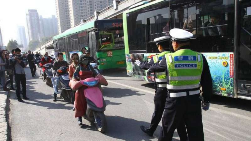 电动车违规不罚款不扣车,交警出妙招让网友纷纷点赞