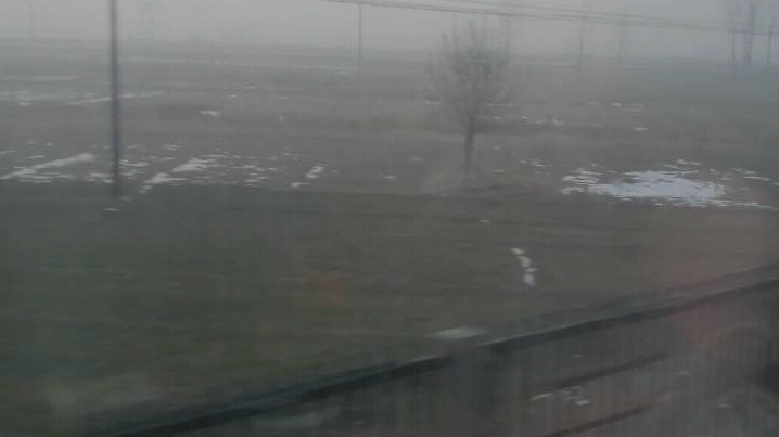 火车外的雾霾天