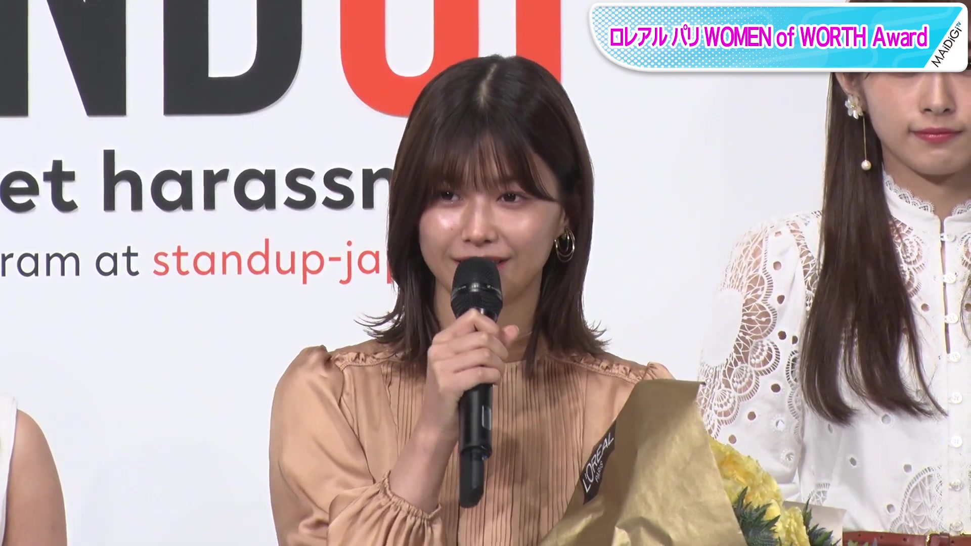 樱坂46渡边理佐,从非常规发型到美腿飘散的秋色裙子搭配,给人一种...