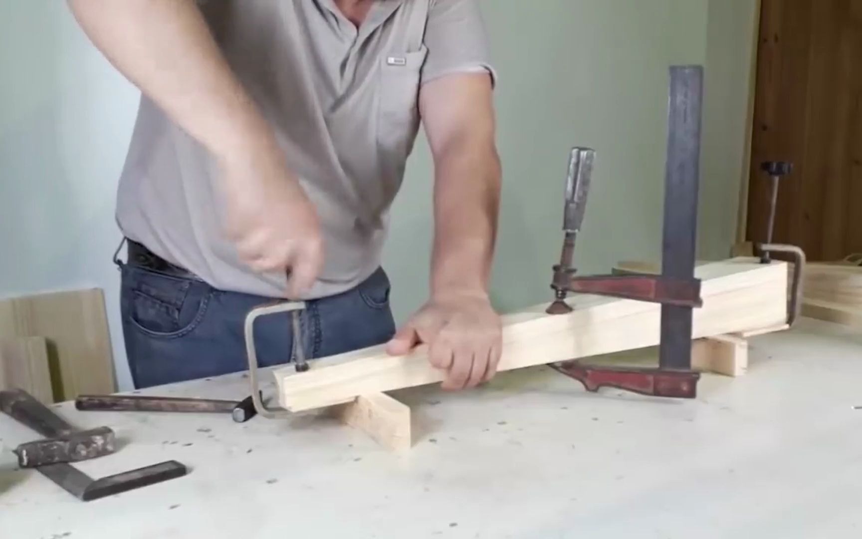 木工老师傅手工打造实木方桌传统的实木手艺结实耐用