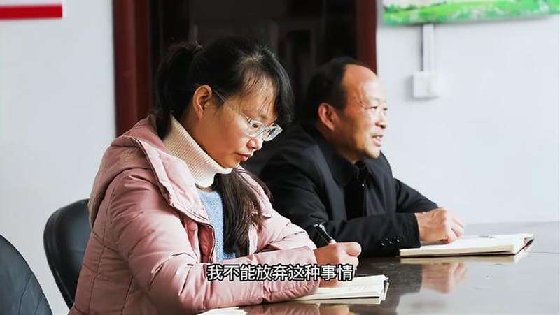 手持《为民日志》 为群众办实事--大冶镇大路北村党支部书记张艳辉...