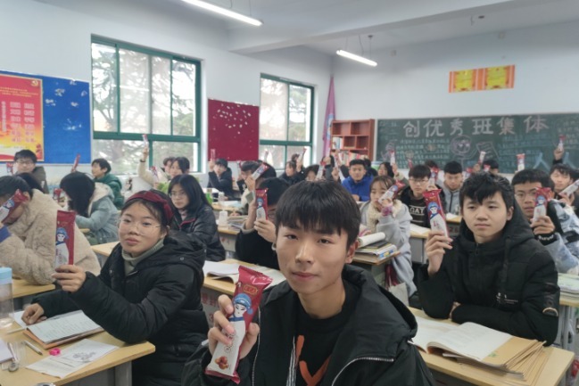 登封中专12届毕业生携三千串糖葫芦看母校