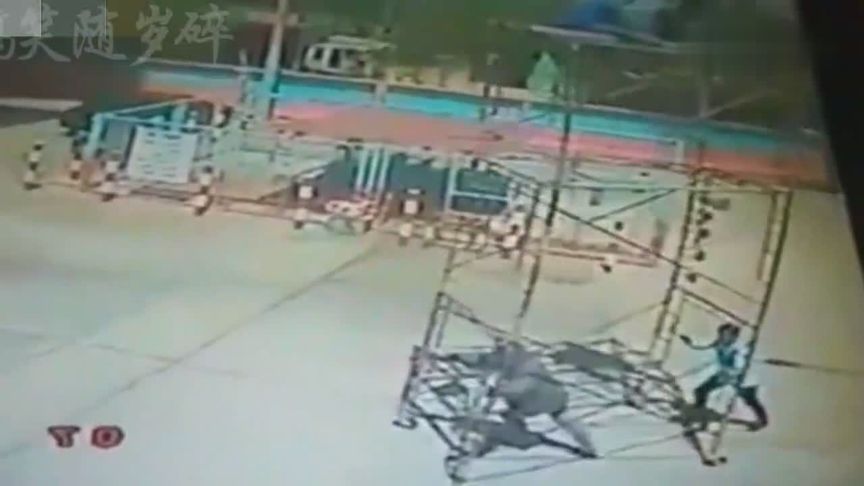 高层脚手架移动作业,底层工人突然摔倒,监控拍下这一幕!