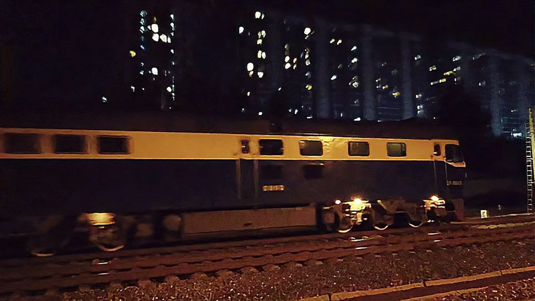东风4D内燃机夜间牵引赤峰南到北京车辆过水南庄铁路口