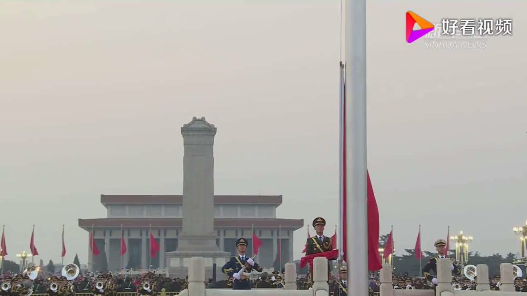 天安门广场举行升旗仪式
