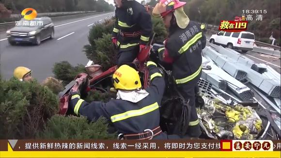 铝材运输车撞护栏侧翻,车头严重被压现场惨烈,驾驶员遗憾离世
