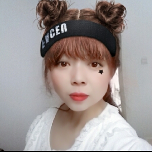 墨迹的秋日森林 