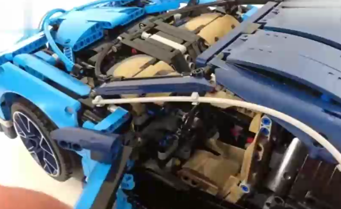 这跑车的模型车好逼真, 尾翼都能升起来