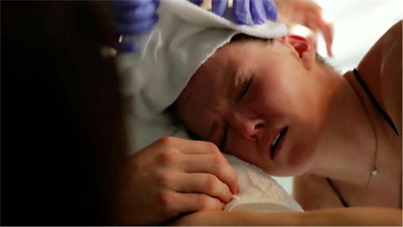 产妇在自家水中分娩过程,见到宝宝后妈妈激动得语无伦次!