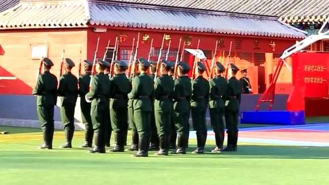 正步劈旗动作视频,动作整齐无比