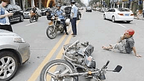 被无牌无证摩托车追尾导致人伤, 车主却倒赔对方五千块钱, 你怎么看