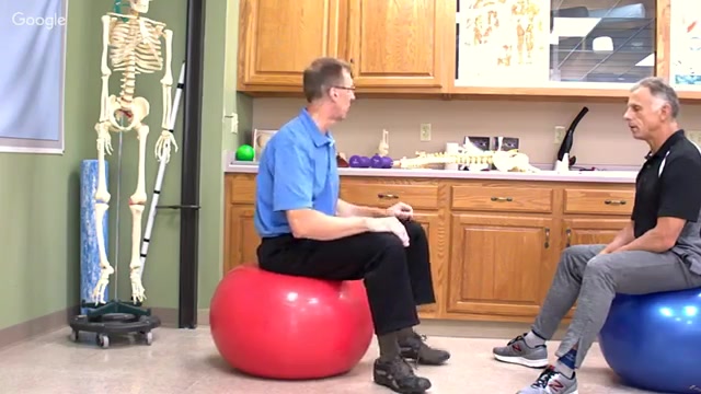 背痛的运动球的锻炼(瑞士,稳定性或生理球)(生肉)