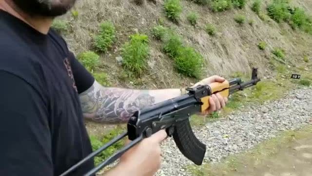 AKM突击步枪打靶测试,可靠抗造是它们通用的代名词
