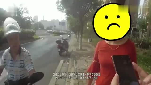 女子骑车逆行被查,理直气壮不说,还语出惊人:我是省里派回来的