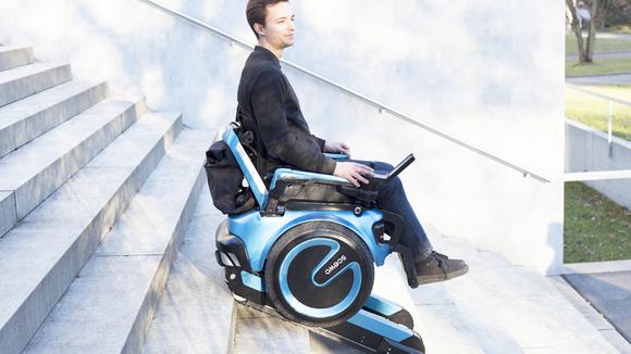 这个轮椅可以自己爬楼梯,残疾人终于能无障碍出行了!