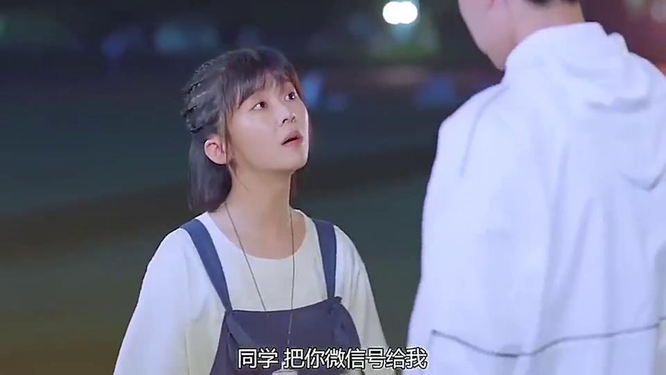 女孩真心话大冒险失败,向男同学要微信被拒绝,气急败坏将其暴打