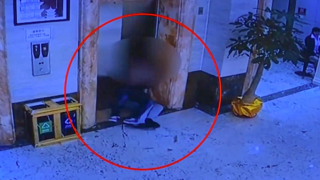 两男子抱一起撞开电梯门 双双摔下电梯井