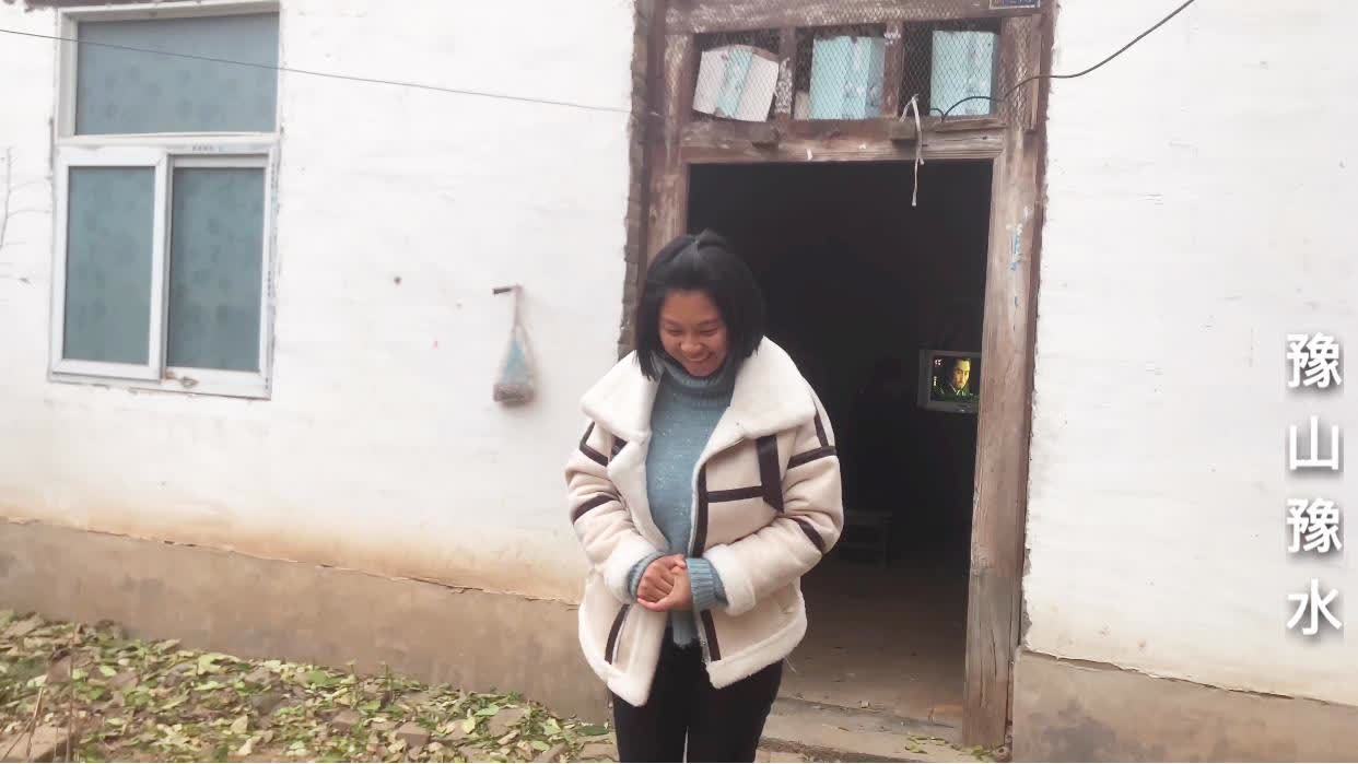 媳妇在家天生的女汉子,爷爷家安装电视机,挺着肚子上房顶调天线