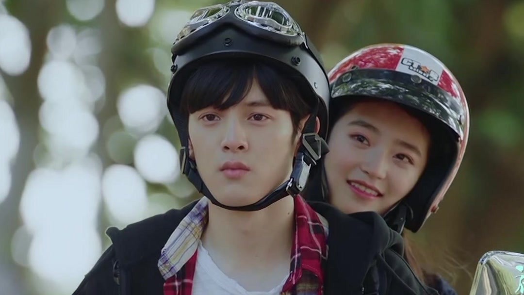 何欣的车子没电停在了路边 林开拓突然从天而降带她回家了