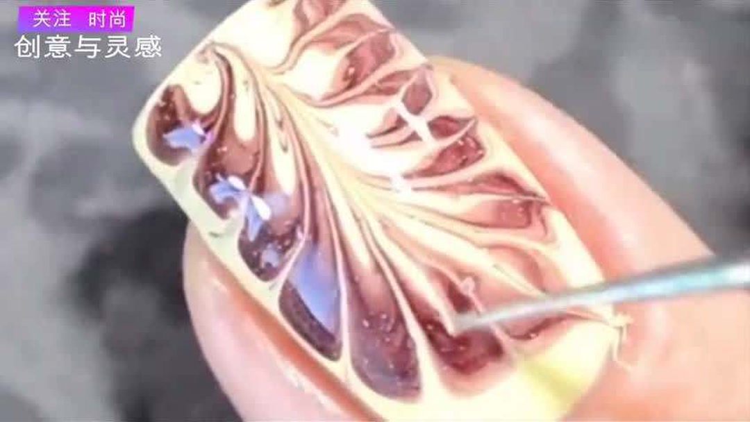 时尚美甲篇:简单两部就可以学会的时尚美甲作品05