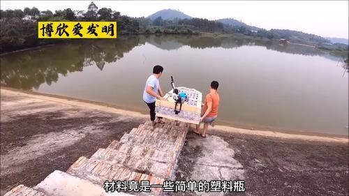 小伙花300制作了一个快艇,材料竟是一些塑料瓶,木头,螺旋桨,最高时...