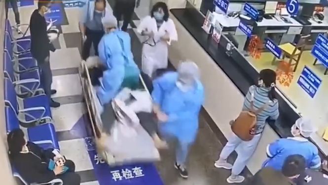 江苏南通:护士跳上担架车为患者做心肺复苏 赢得宝贵的“黄金四分钟”