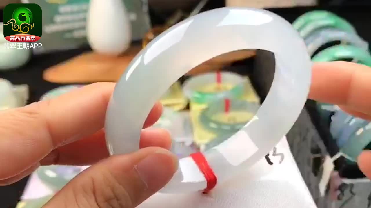糯冰种白冰翡翠手镯细腻圆润_翡翠王朝