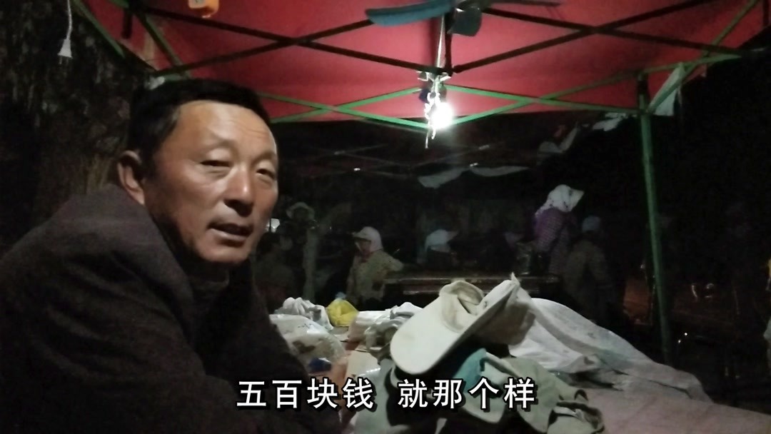新疆的农民工有多辛苦?半夜3点就出来等活,劳务市场人爆满