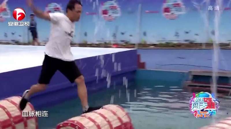兄弟组合纷纷第一关落水,主持人:你俩真是好兄弟,同一地方落水