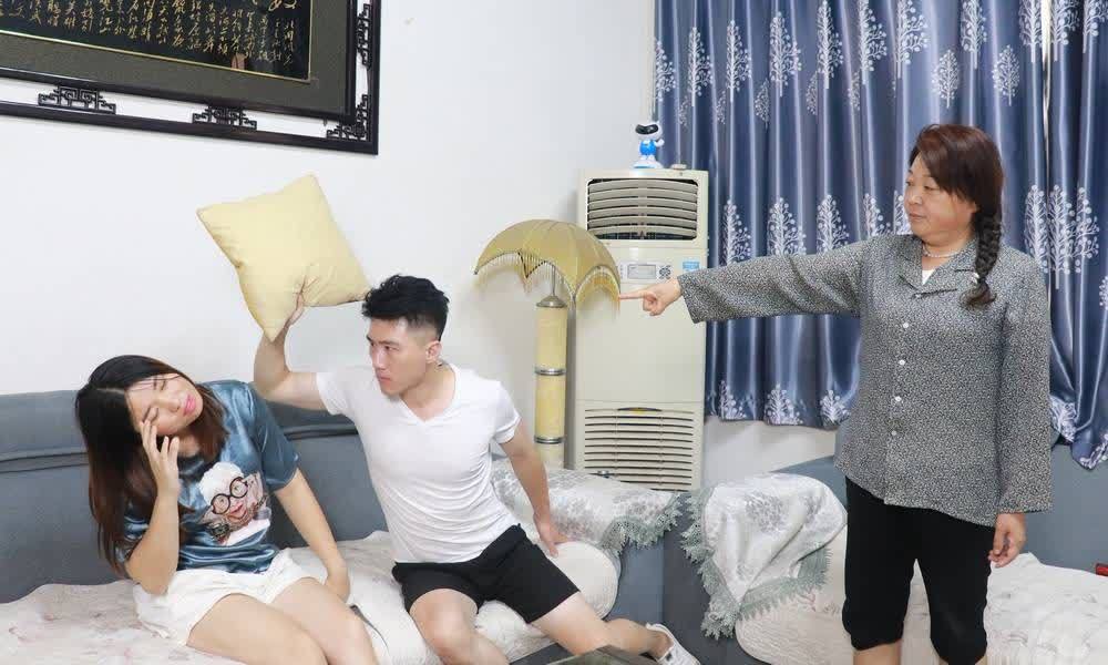 新婚夜新娘来例假,婆婆冒雨帮儿媳买卫生巾,返回后看到儿子怒啦