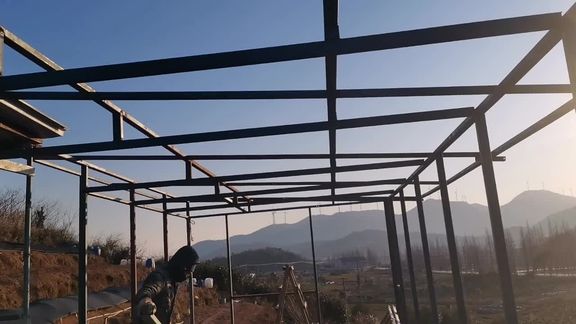房屋钢结构框架算是完工了,朋友来一趟提了建议,规模又扩大了