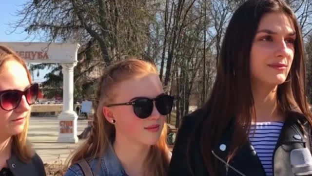 中国小伙去俄罗斯旅游,却被当地美女围观,这到底是为啥