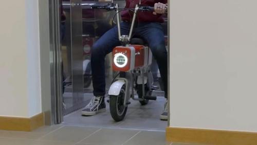 只有1米长的电动车,能直接骑进电梯里,售价1万买不买