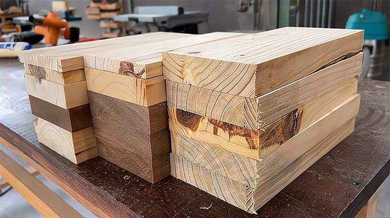 木工大师傅纯手工打造实木大桌,用传统榫卯结构固定,简单又大气