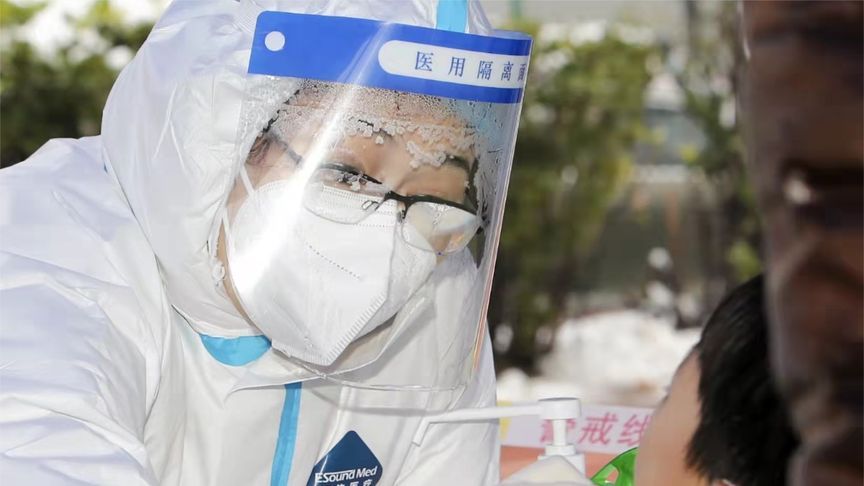 防护面罩布满冰花,郑州60岁大妈用相机记录医护核酸检测最美瞬间