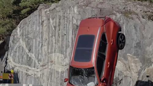 惊人的极端碰撞测试!车子从30米的高空扔下,你觉得会发生什么