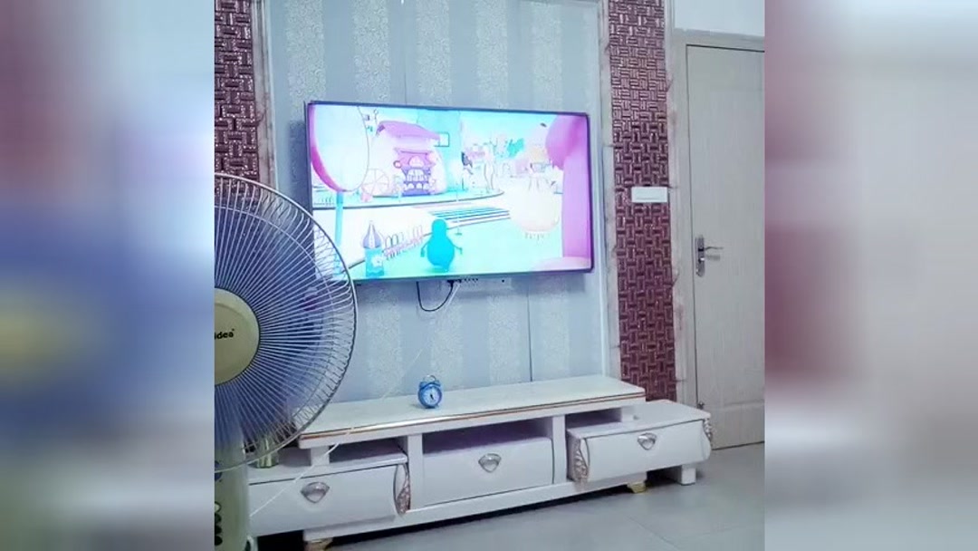 吹着风扇,看着动画片